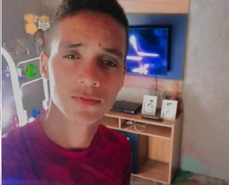 Jovem Morre Após Sofrer Descarga Elétrica Enquanto Usava Celular Ligado